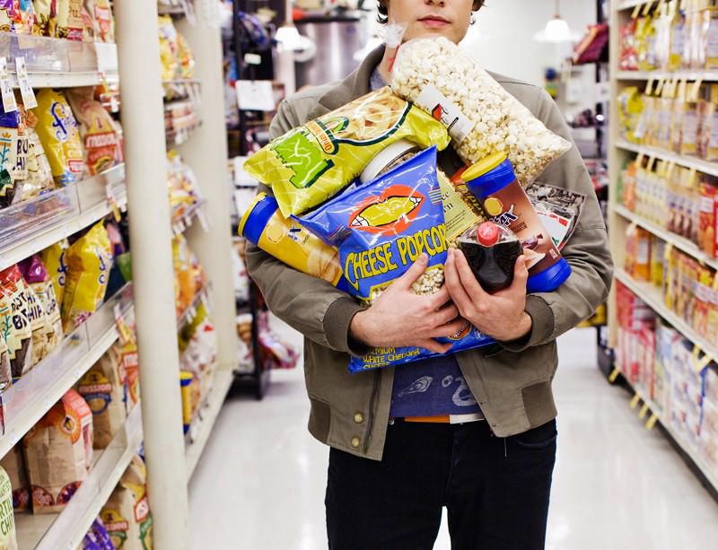 People buy more stuff when they crave food | New Scientist