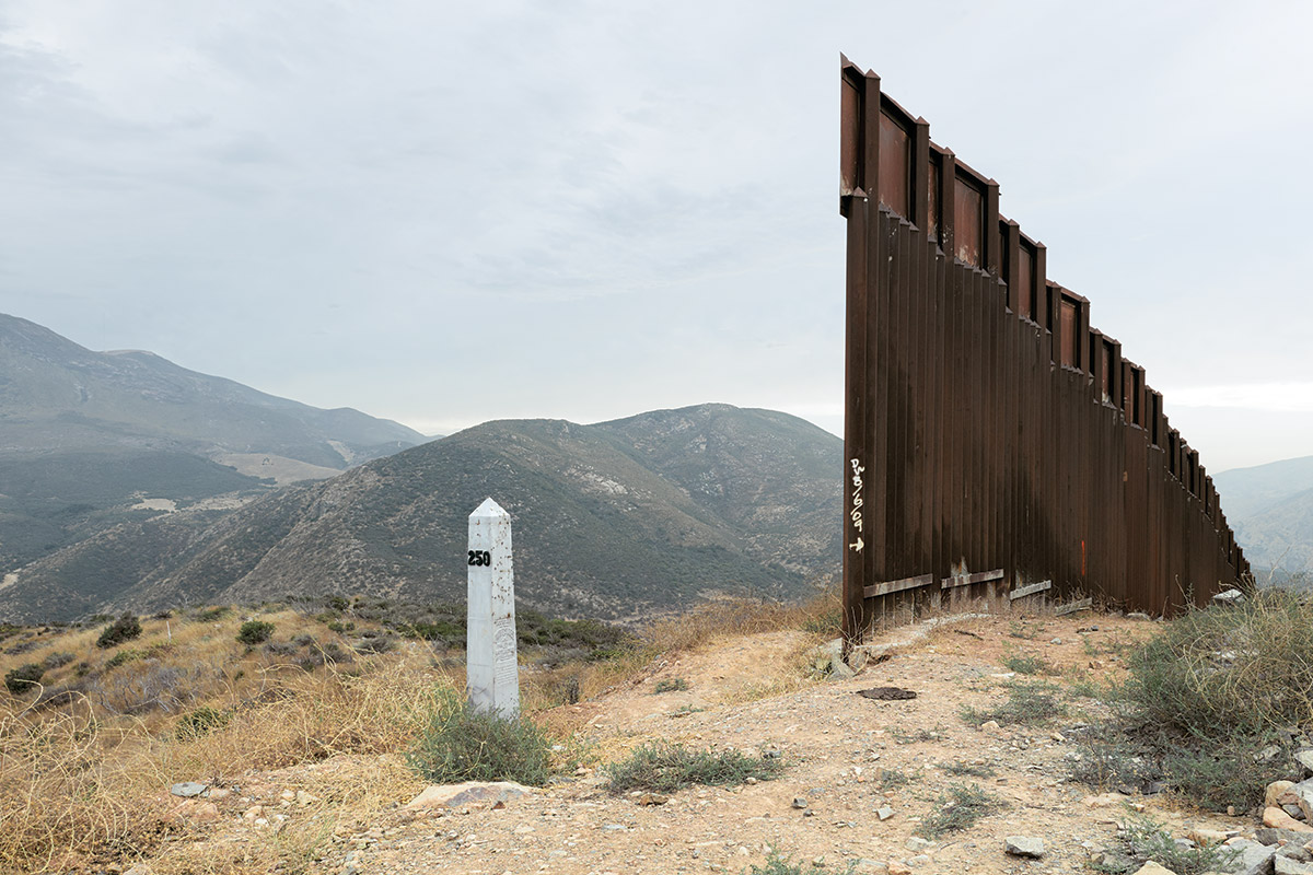 Monuments divide the US and Mexico – one man snapped them all | New ...