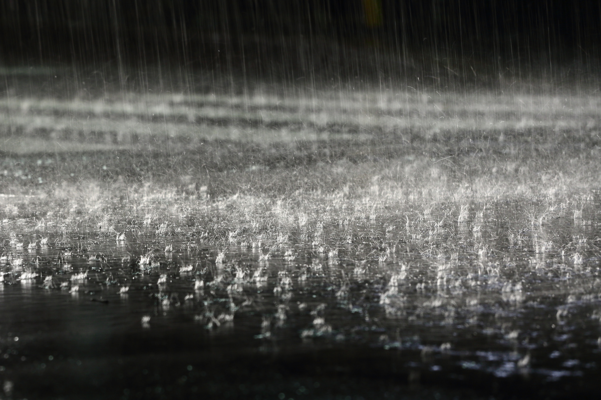 A few cold drops falling through a cloud could create a downpour | New ...
